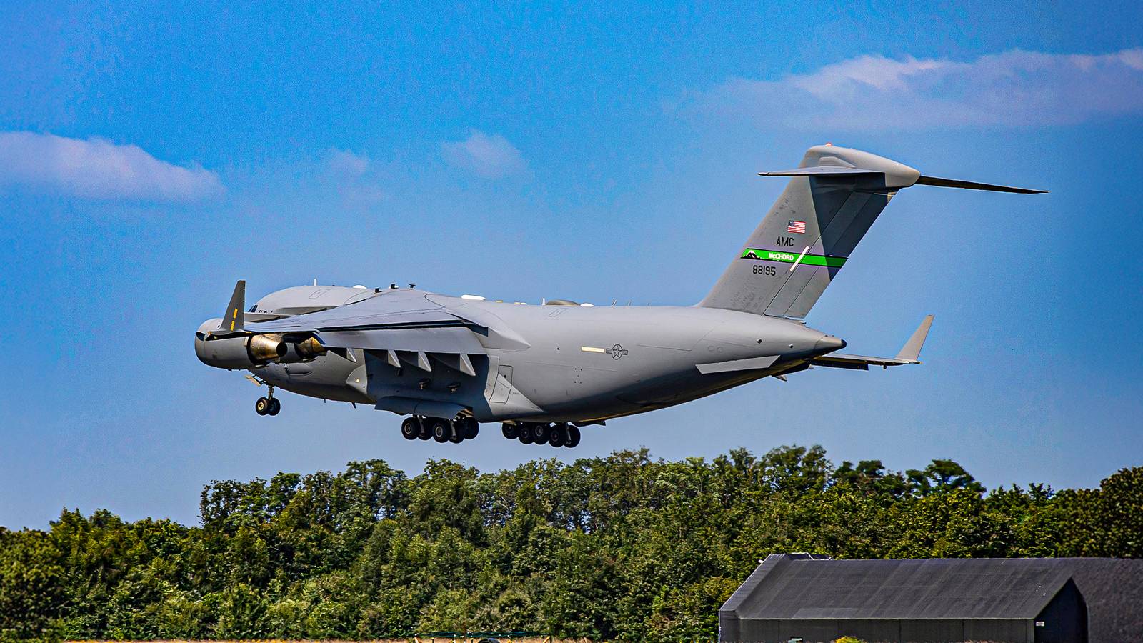 How The C-17 Globemaster Drops 25,000 Feet In 2 Minutes Using Inflight ...