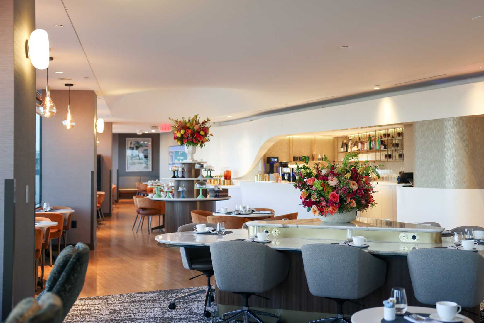 Photos: Inside Delta’s Stunning New 4,000-Square-Foot Delta One Lounge ...