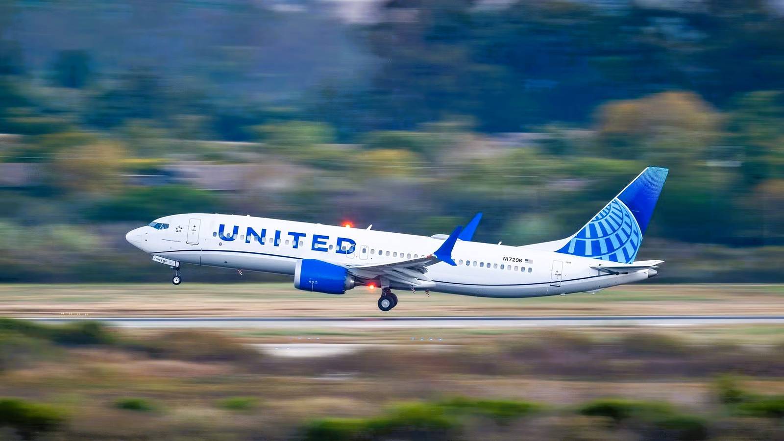 “Hold My Beer”: United Airlines Boeing 737 Clears Bee Swarm On Wing ...