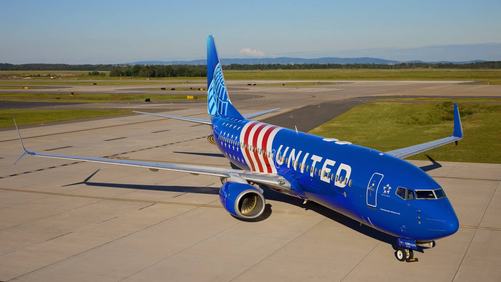 Gorgeous: United Airlines Unveils Stunning "Stars & Stripes" Boeing 737 ...